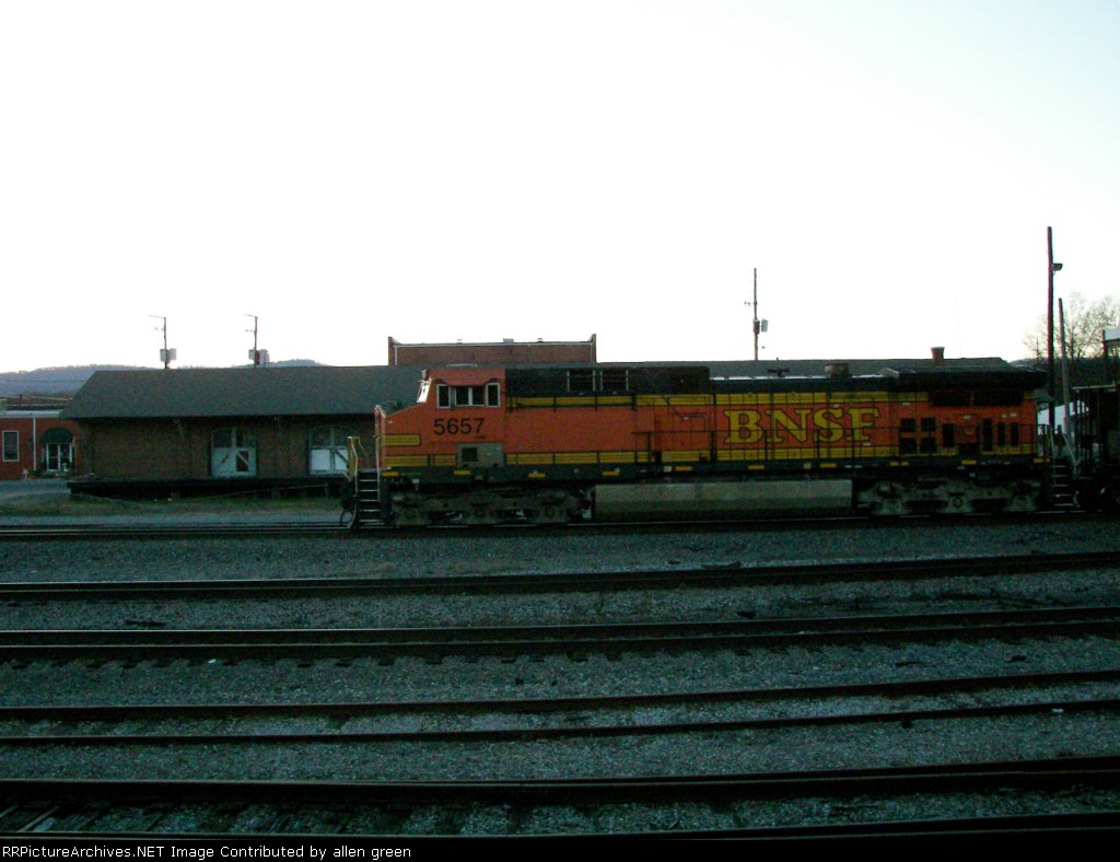 BNSF 5657